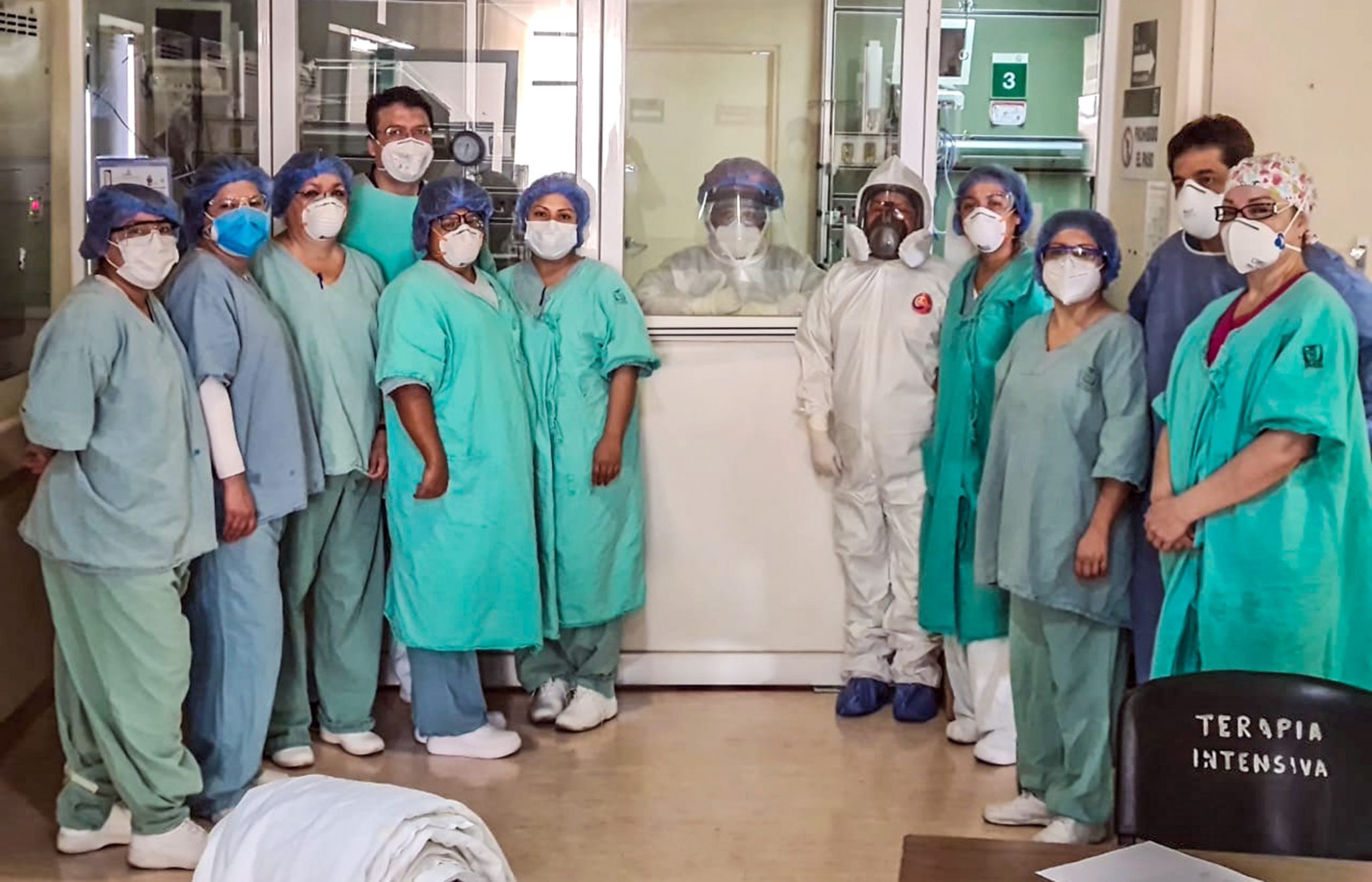 Médico regresa a salvar vidas tras 12 días intubado por COVID-19 ...