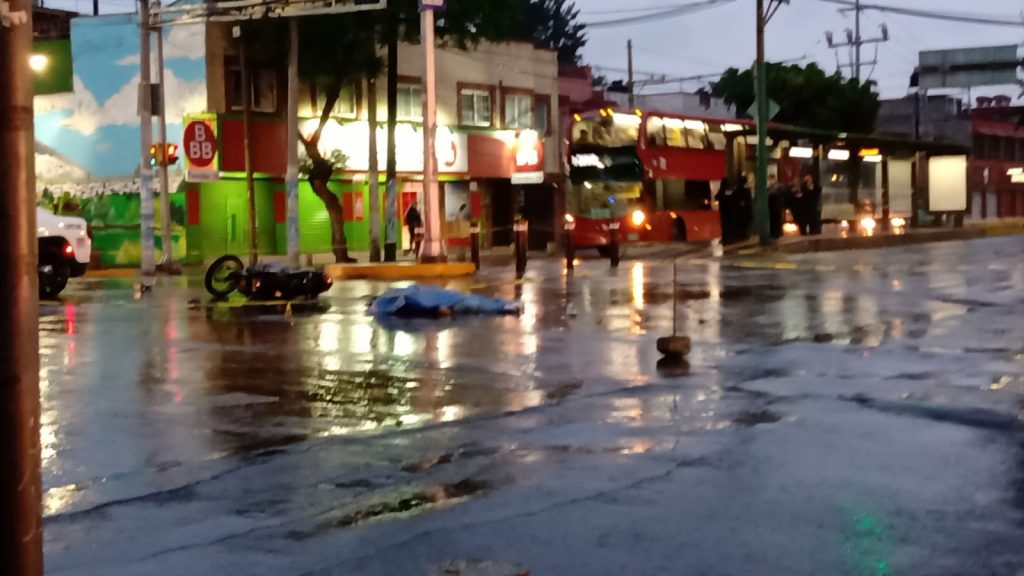 Fallece motociclista tras impactarse con un auto en Calzada de los ...