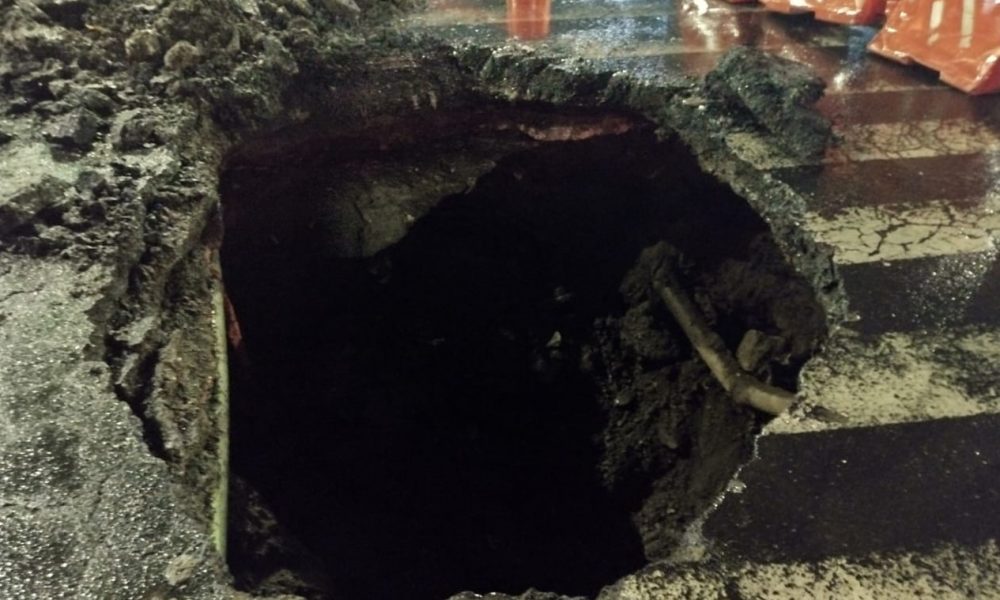 Se abre un profundo socavón en Iztapalapa – Infopolitano